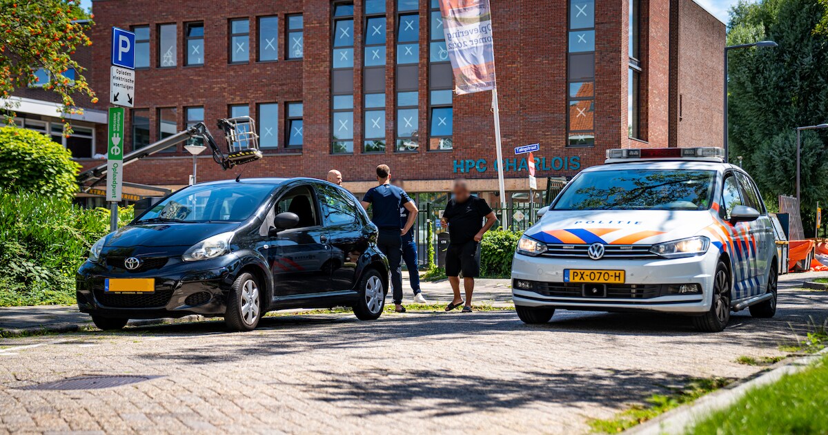 Kogel mist bestuurder op een haar na als hij voor stoplicht staat: vijf ...
