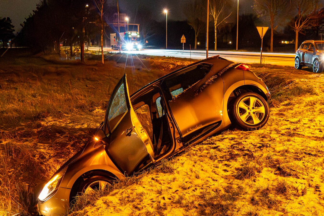 Sneeuw en ijzel op veel plekken in het land: meerdere auto’s van de weg ...