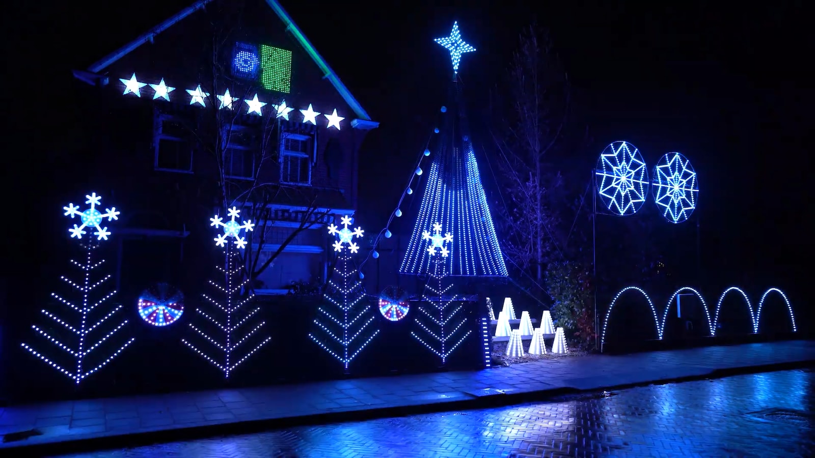 Kerstlichtshow in voortuin Waalre geannuleerd: ‘Er kwamen te veel ...