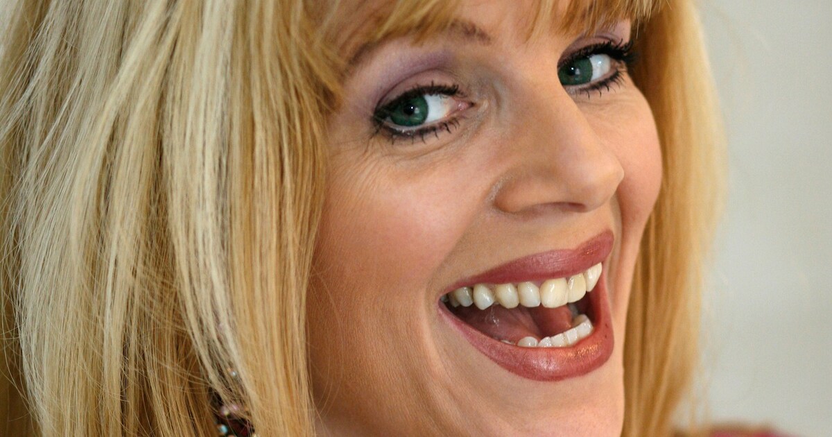 Stoeipoes Kim Holland pissig om parkeerboete | Show | AD.nl