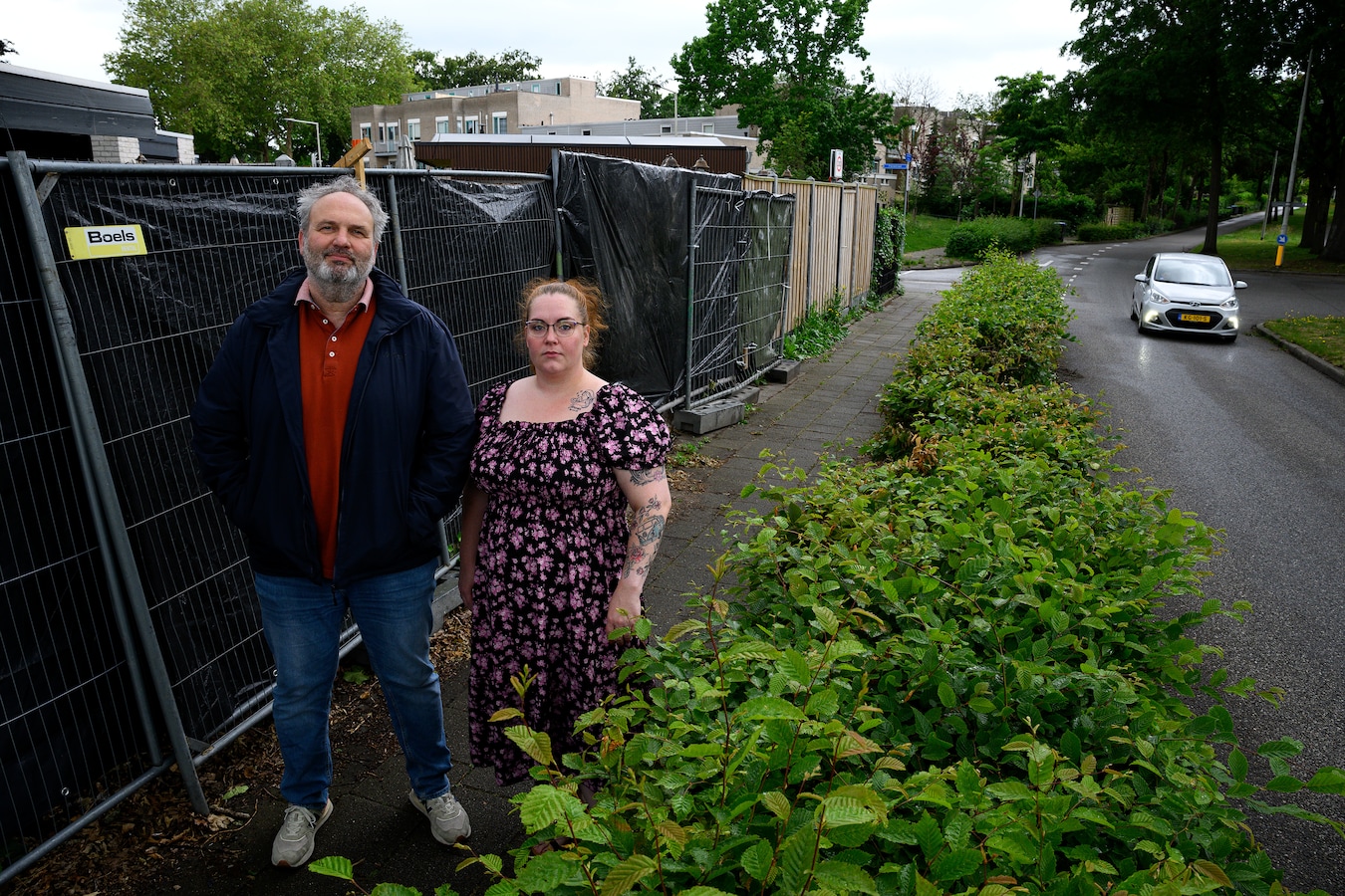 Helmer schrikt zich kapot als auto zijn tuin invliegt; twee weken later ...
