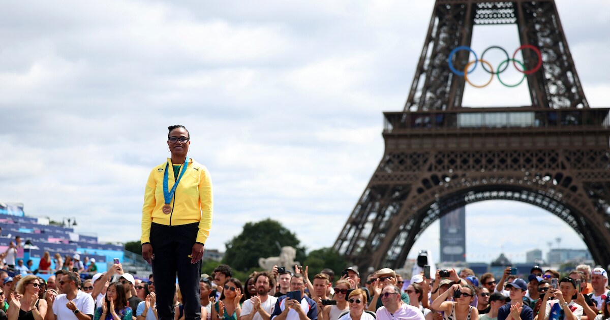 8717 dagen later krijgt Beverly McDonald in Parijs eindelijk haar brons ...