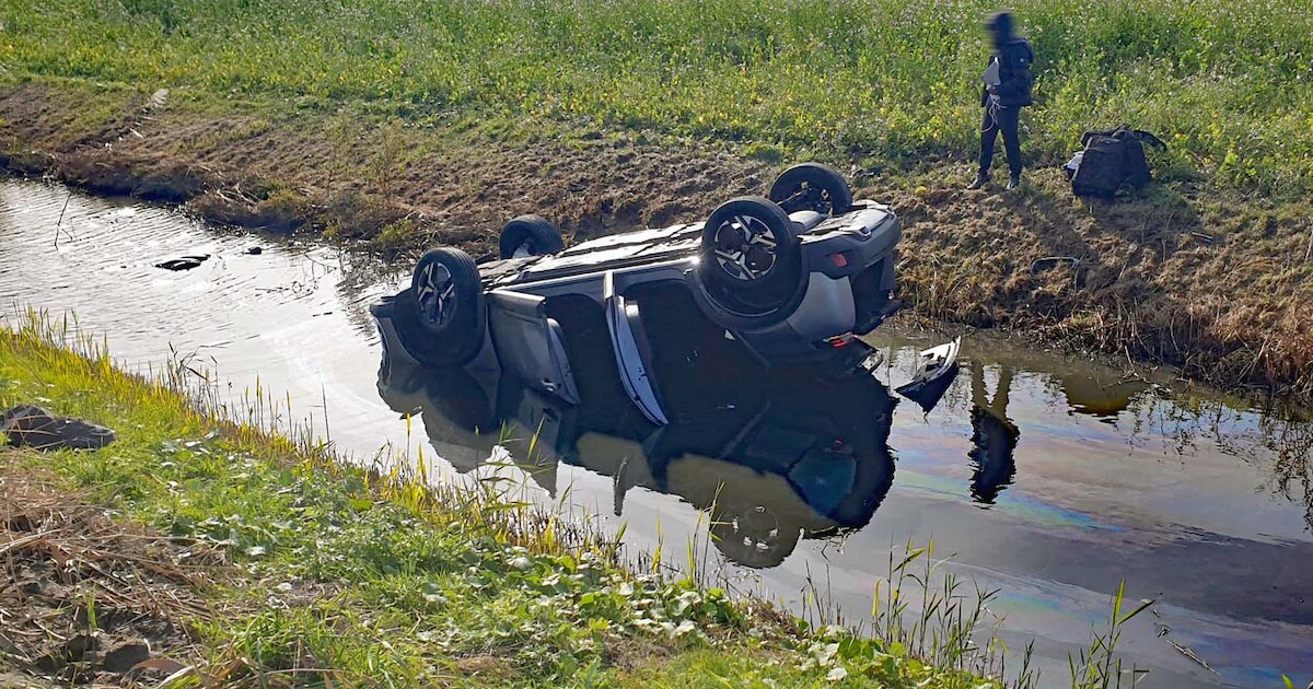 Auto vliegt uit de bocht en belandt ondersteboven in sloot langs A9 bij ...