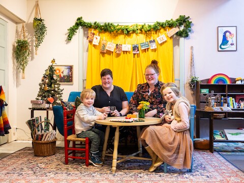 Asha en Wendy geven hun kinderen mee ‘dat rijkdom niet in spullen ligt ...