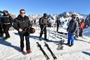 Emmanuel Macron: skiën, maatpakken en tien keer rond de aarde | Foto ...