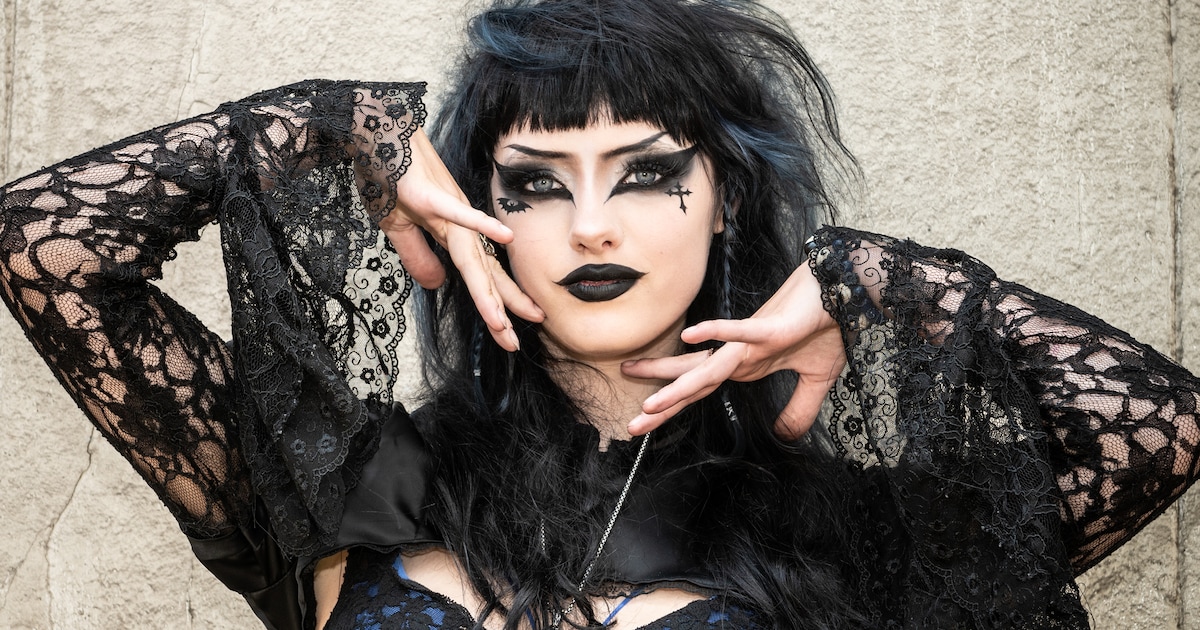Op school wordt ‘Gothic’ Maartje (17) uitgescholden, maar op TikTok is ...