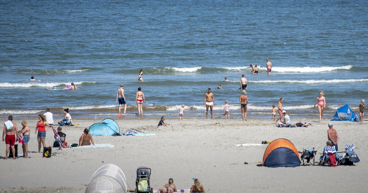 Rijkswaterstaat vult krimpend strand van Ameland weer aan | Ameland | AD.nl