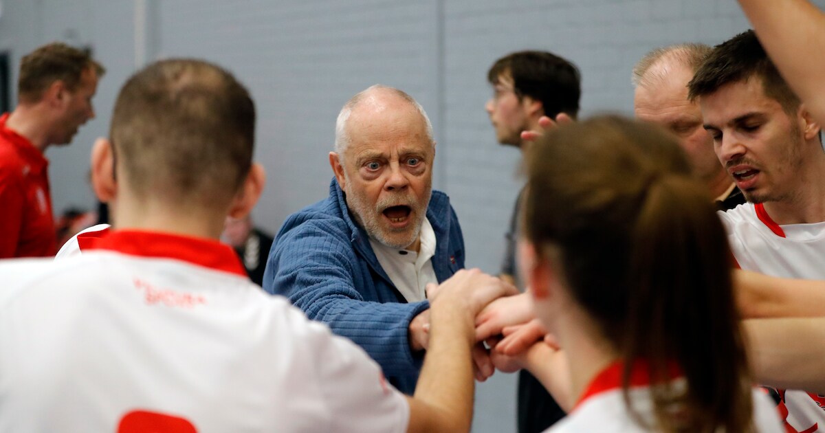 Arie op zijn 75ste nog kampioen als korfbaltrainer: ‘De geraniums ...