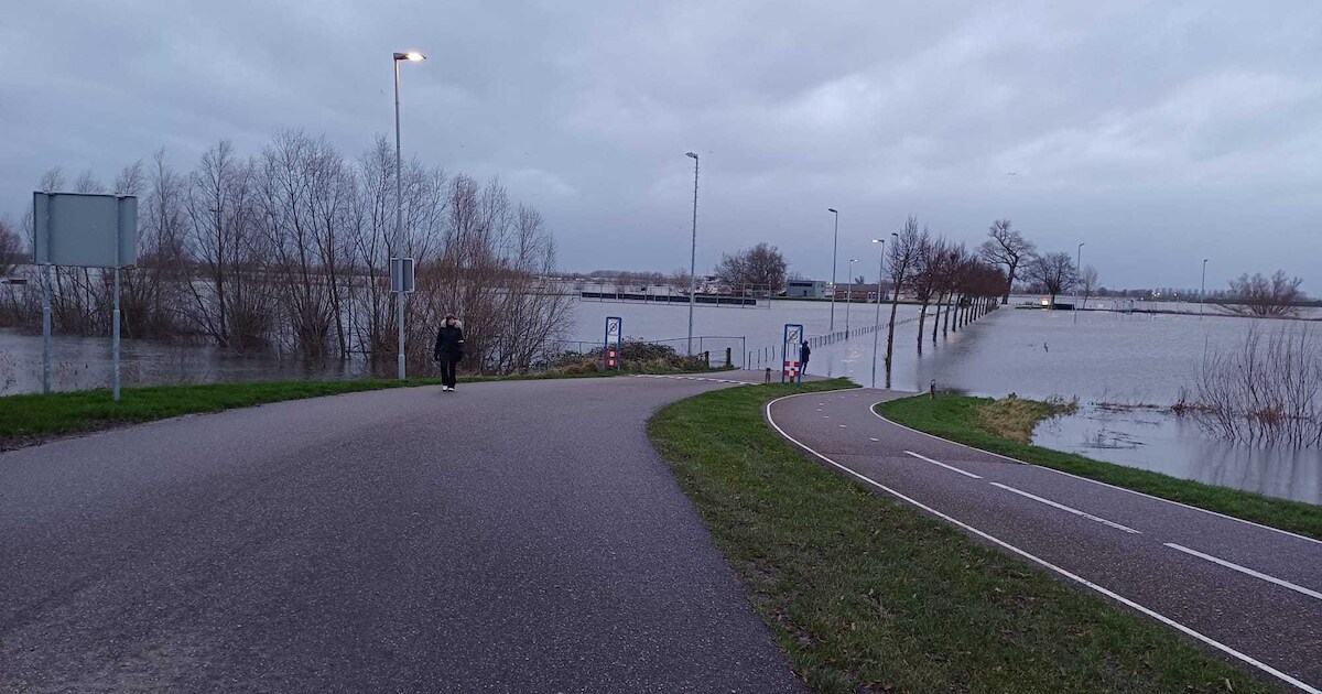 Ondergelopen weg maakt pont Brakel-Herwijnen onbereikbaar: geen ...