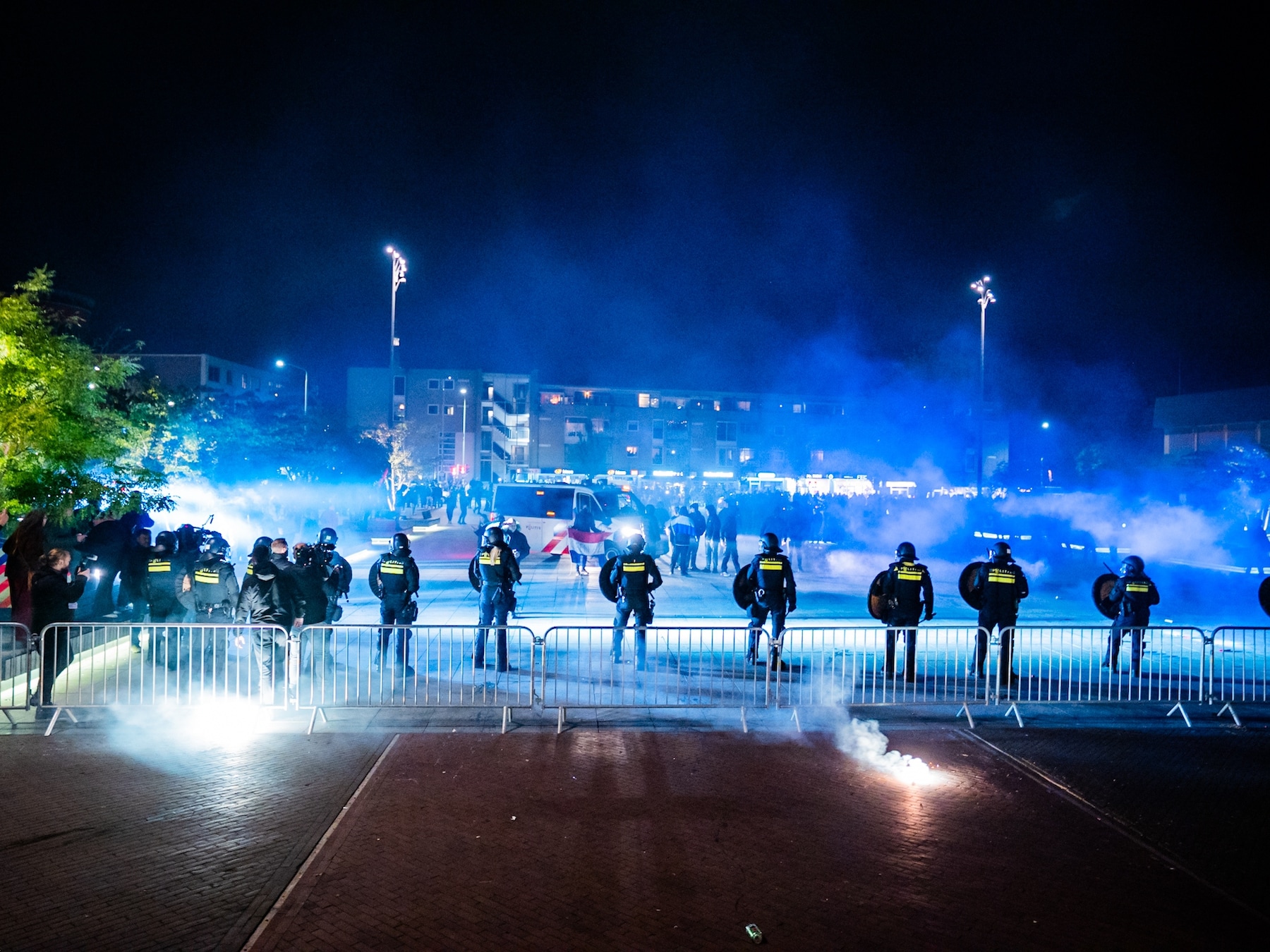 Agenten grijpen in met wapenstok bij protest tegen azc in Uithoorn ...