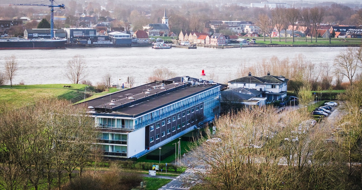 Alle 230 asielzoekers opgevangen in oude Van der Valk-hotel Zwijndrecht ...