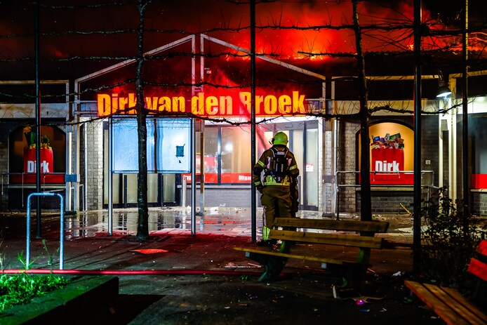 Dak supermarkt Bergen op Zoom verwoest door brand | Bergen op Zoom | AD.nl