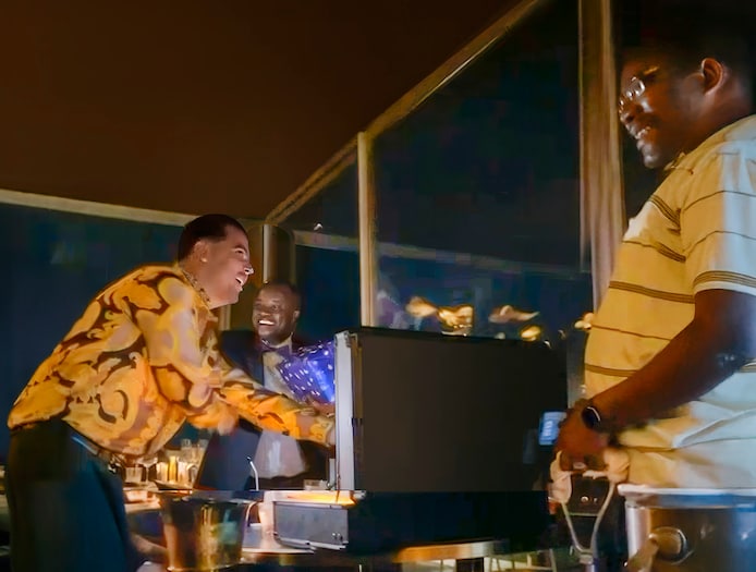 Hoofd drugsbestrijding Sierra Leone feestend samen met ‘Bolle Jos’ in ...