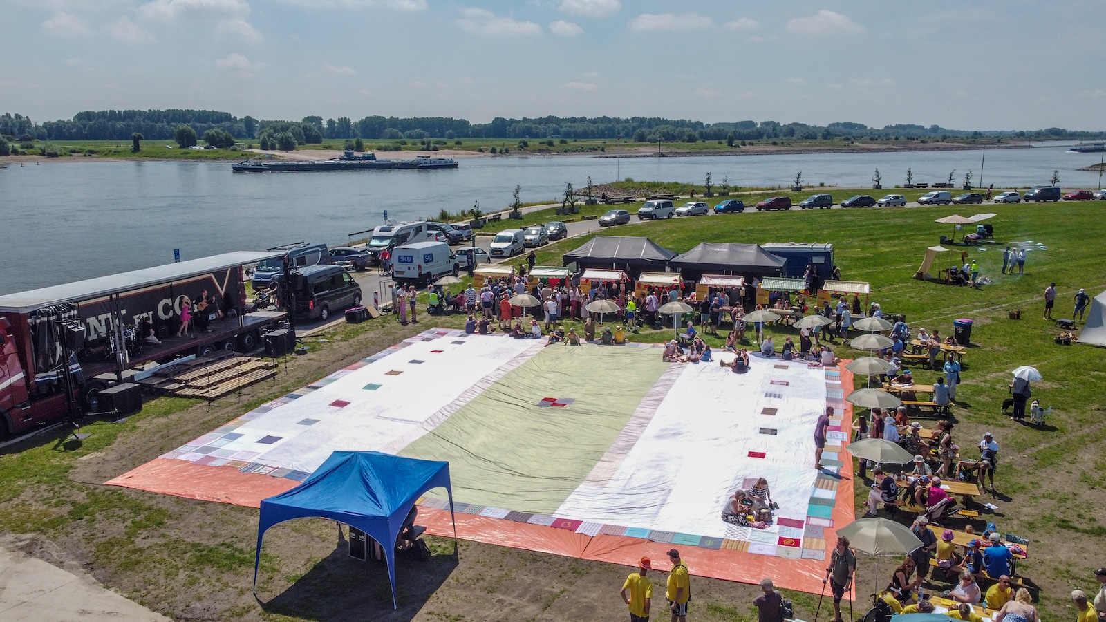 Het maken van dit gigantische picknickkleed was een grote klus, maar ...