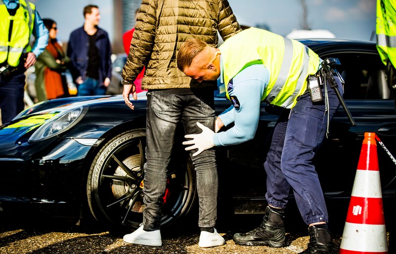 Preventief fouilleren in drie wijken na steekpartij, ook mobiele camera ...