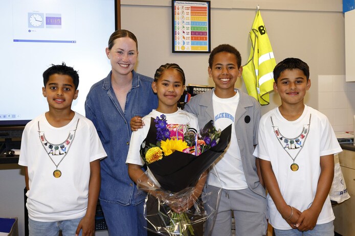 Maylee van school de Droomspiegel is nieuwe kinderburgemeester van Almere | Almere | AD.nl