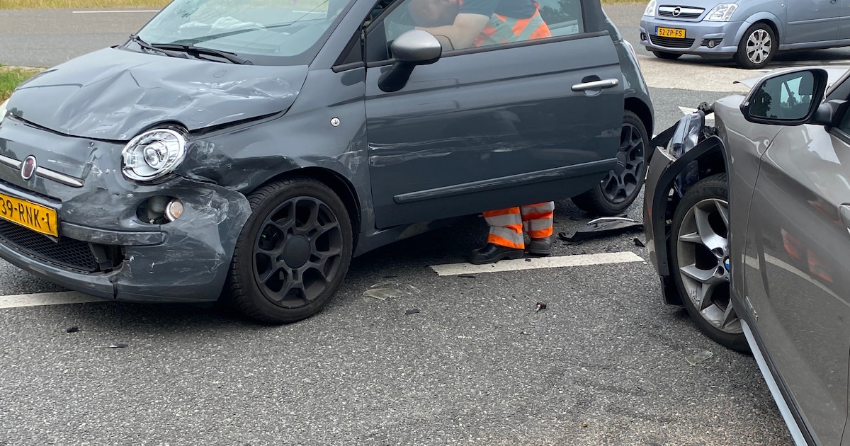 Gewonde bij ongeval tussen twee auto’s op N350 bij Rijssen | Rijssen-Holten | AD.nl