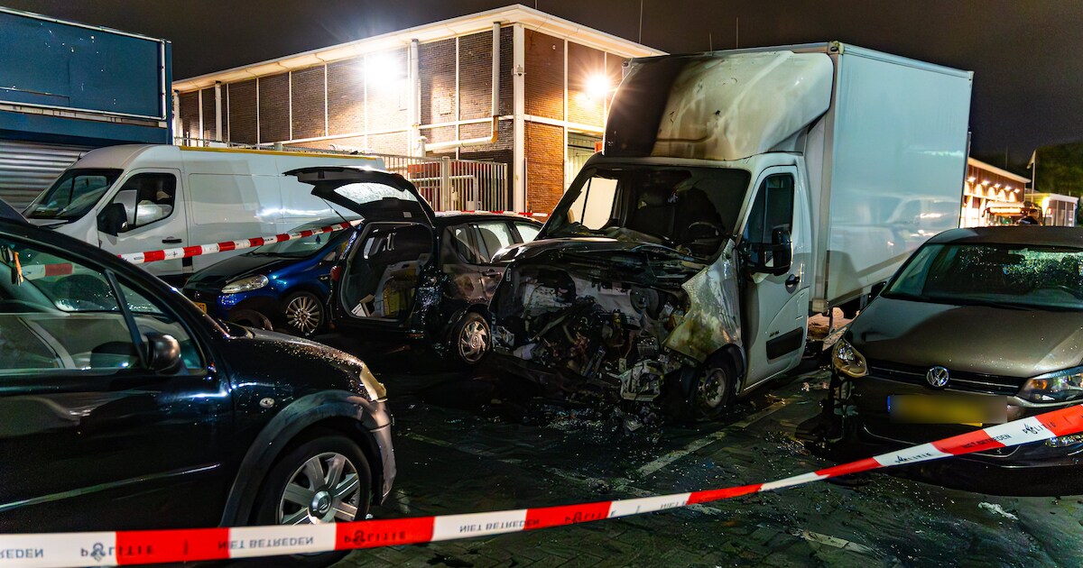 Meerdere auto’s zwaar beschadigd bij voertuigbrand op Waalhaven Noordzijde in Rotterdam | 112 ...
