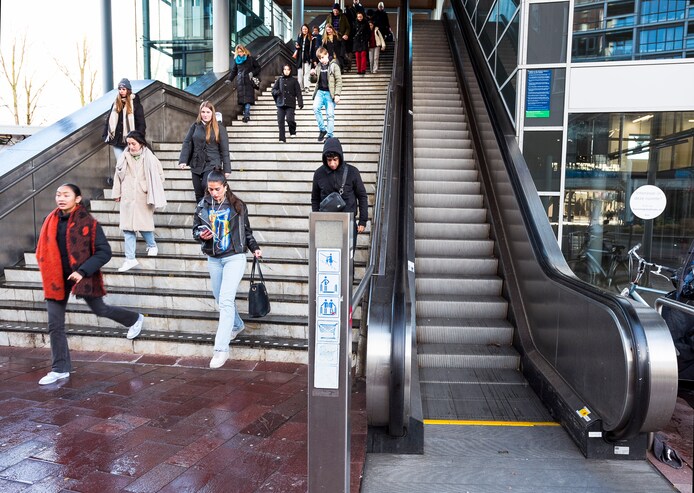 De lift en roltrap werken eindelijk weer op station Maarssen, maar voor ...