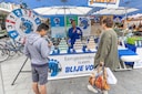 Standwerkers verleiden marktbezoekers in Goes; ze beloven blije voeten ...