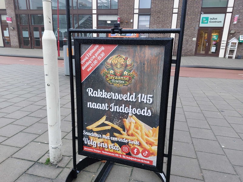 Bij deze Javaanse snackbar in Zoetermeer bestel je frietjes van 30 cm ...