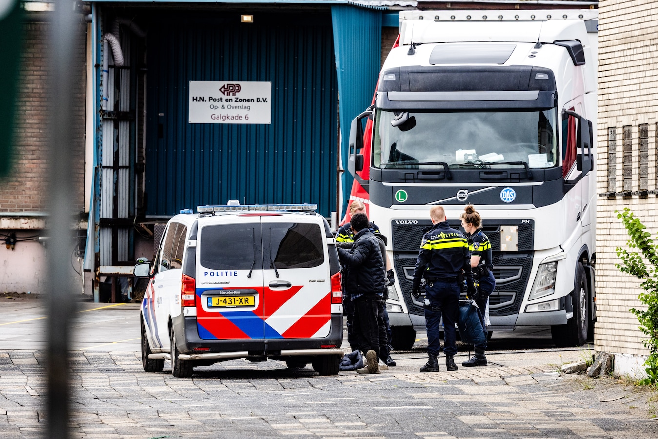 Negen mensen aangetroffen in laadruimte van vrachtwagen op ...