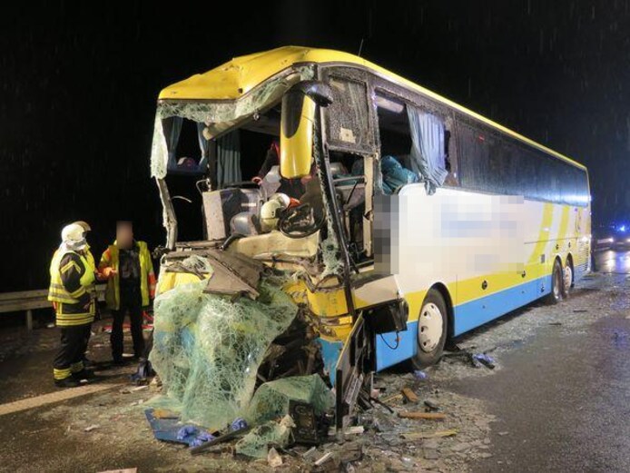 Dode en twintig gewonden bij ongeval met Belgische touringcar in ...