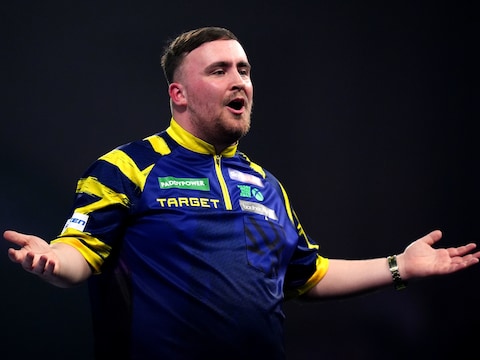 Luke Littler lacht fans uit na winst op WK darts: ‘Jullie fluiten me ...
