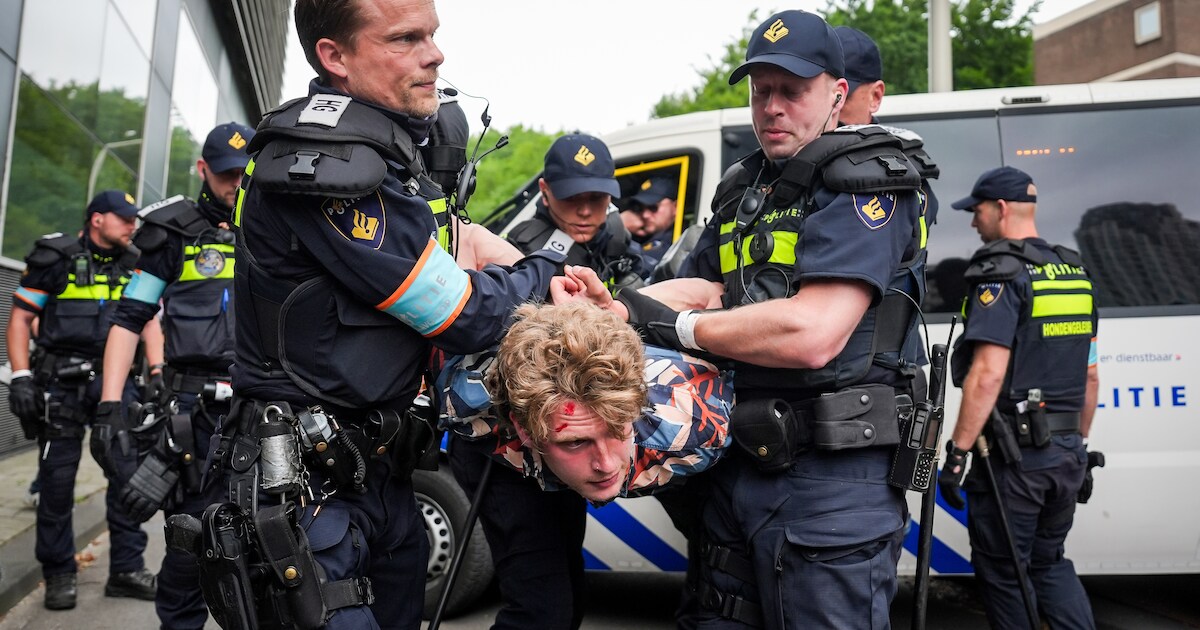 Normaal lopen XR-actievoerders zo de A12 op, maar tijdens Navo-top ...