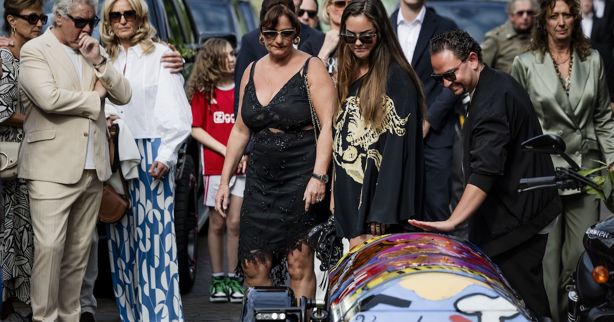 Jonnie Boer verlaat zijn restaurant voor de laatste keer: kist onderweg naar uitvaart | Show | AD.nl