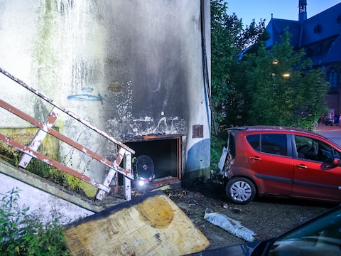 Matras vat vlam aan Sophialaan in Apeldoorn, auto en woning zwaar ...