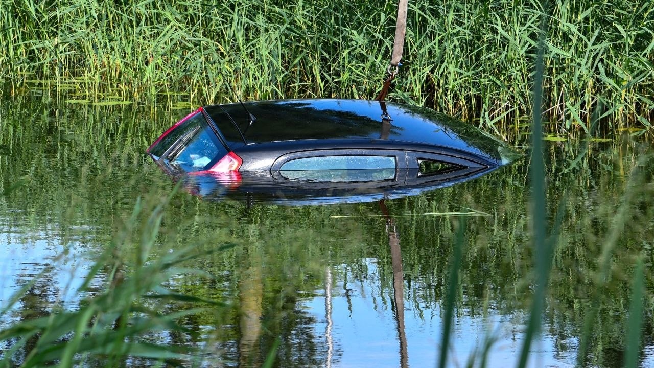 Auto rolt kanaal in Vroomshoop, kind ongedeerd | Foto | AD.nl