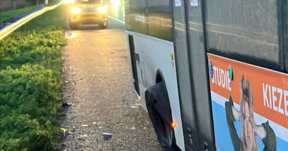 Kapotte lijnbus bij Werkendam zorgt voor fikse vertraging op A27 | Altena | AD.nl