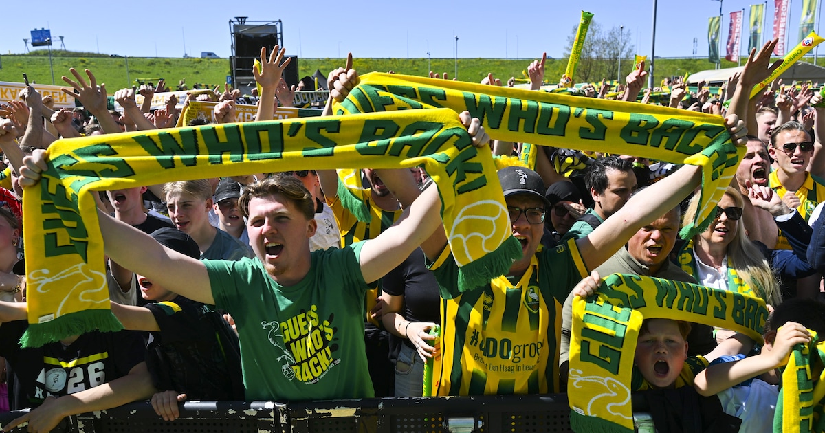 Fans vieren feest tijdens de huldiging van ADO Den Haag: spelers en ...