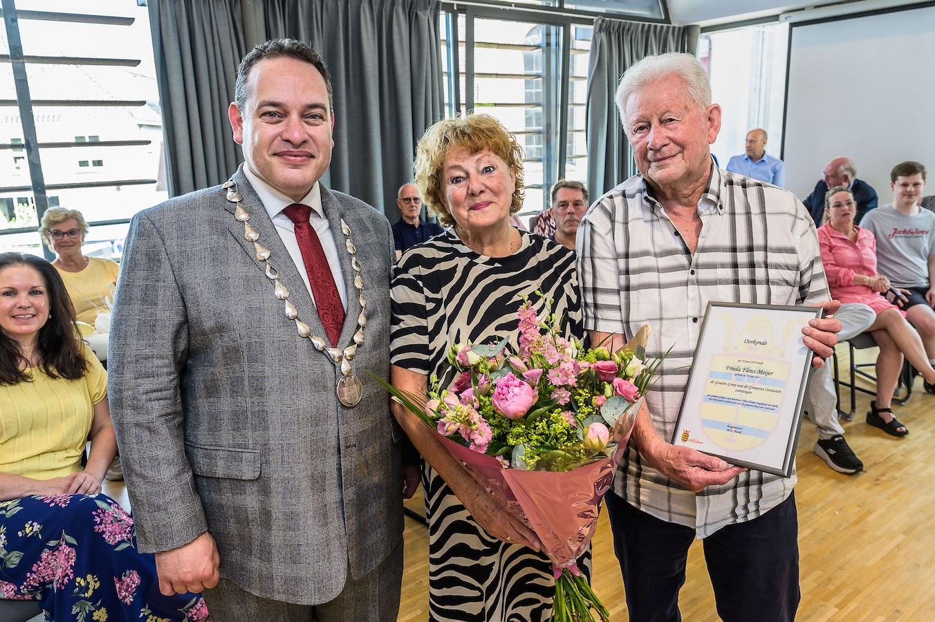 Vrijwilliger Frieda Flens ontvangt 'De Gouden Greep' in Oostzaan | Foto ...