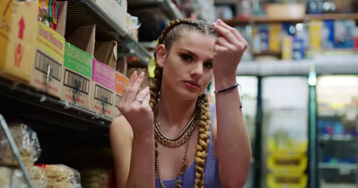 Rapper Famke Louise staakt optreden na bierdouche over fans | Show | AD.nl