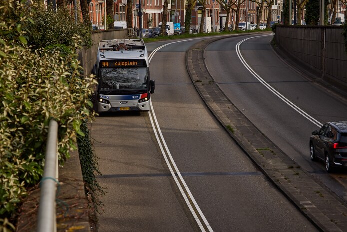 Zoef! Daar is-ie dan na lang wachten: de snelle bus die langs de files ...