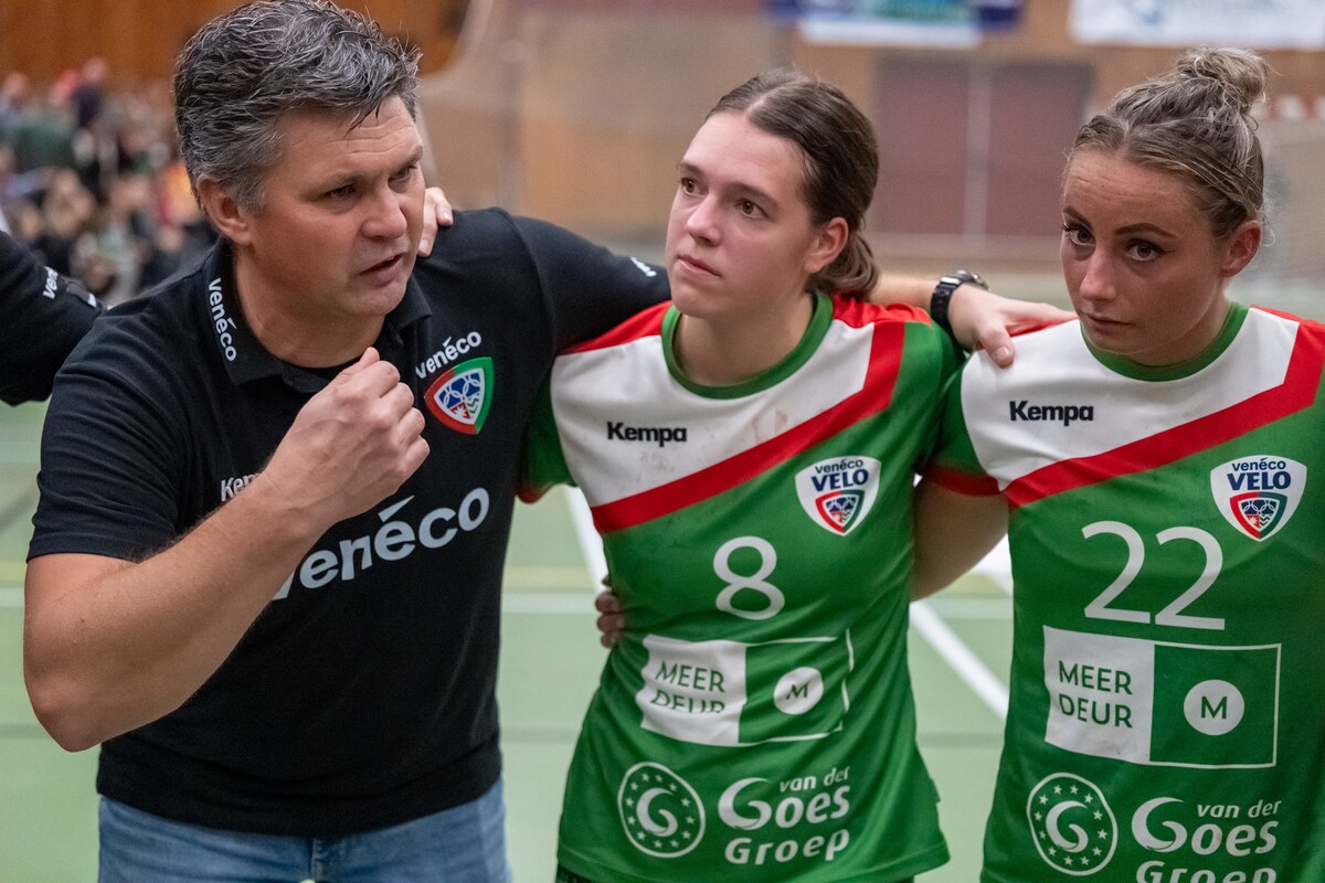 Handbalsters VELO en coach Alex Curescu uit elkaar: ‘De meiden hebben ...