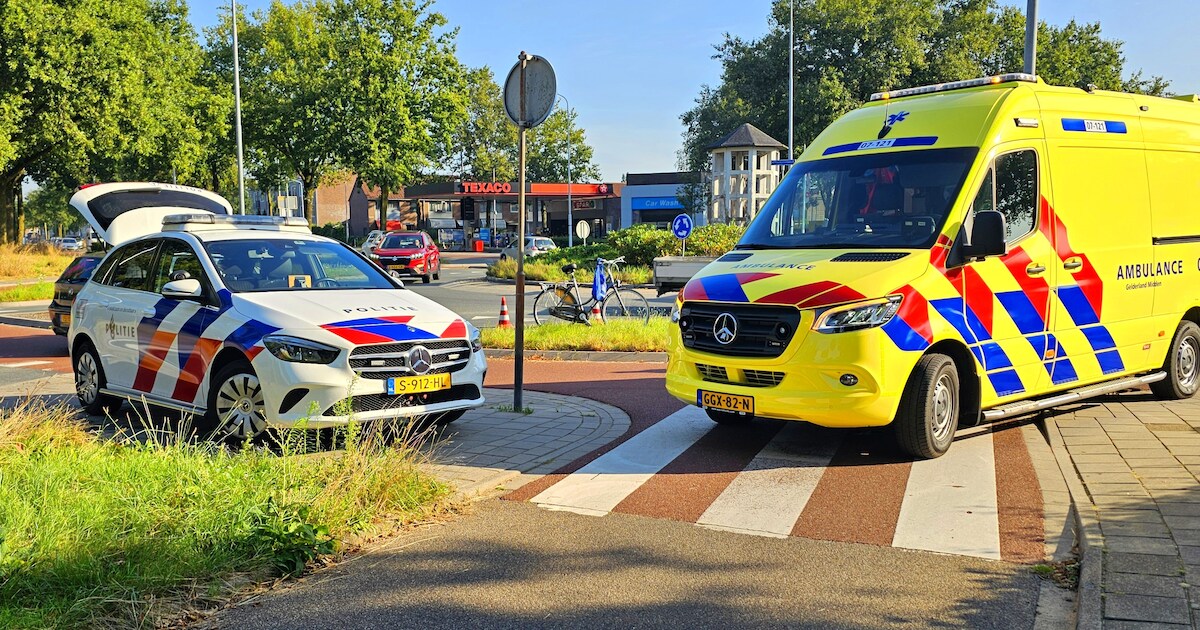Fietser en bestelbus op elkaar gebotst op rotonde in Ede | Ede | AD.nl