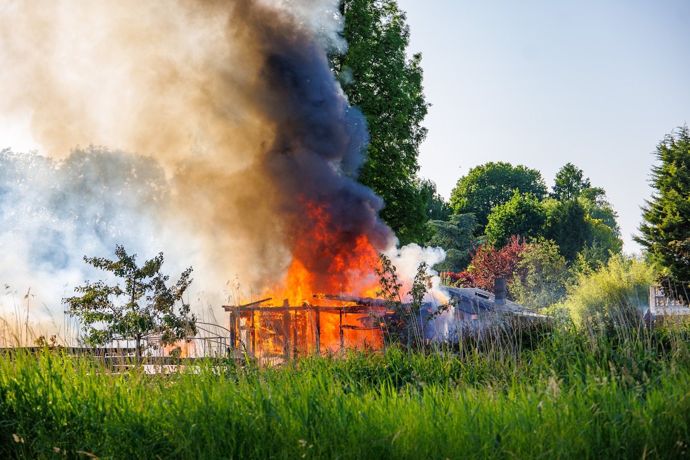 Grote brand in volkstuinhuisje in Amsterdam, persoon gewond | Foto | AD.nl