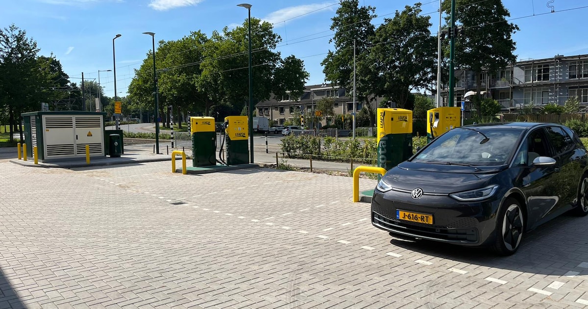 Eerste grote snellaadstation voor bestelbussen in Rotterdam geopend ...