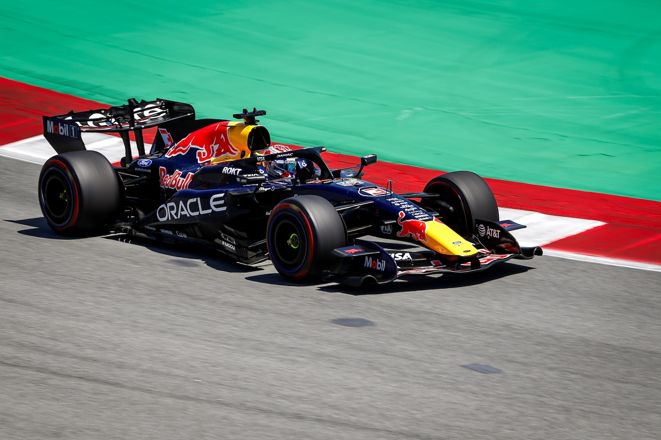 LIVE Formule 1 | Max Verstappen heeft Charles Leclerc in zijn spiegels ...