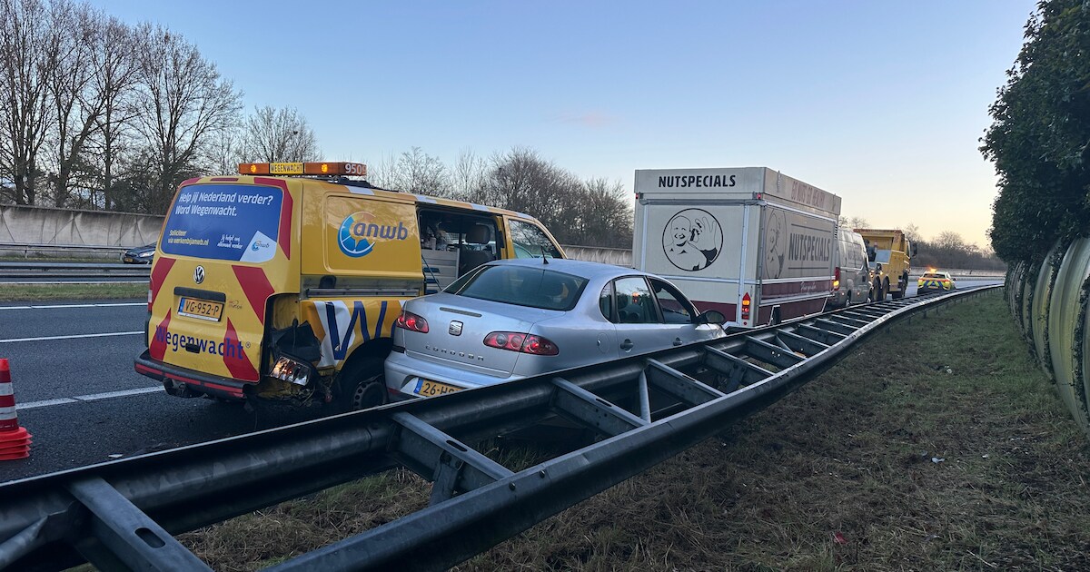 Man (27) ramt op A28 voertuigen van ANWB en Rijkswaterstaat total loss ...