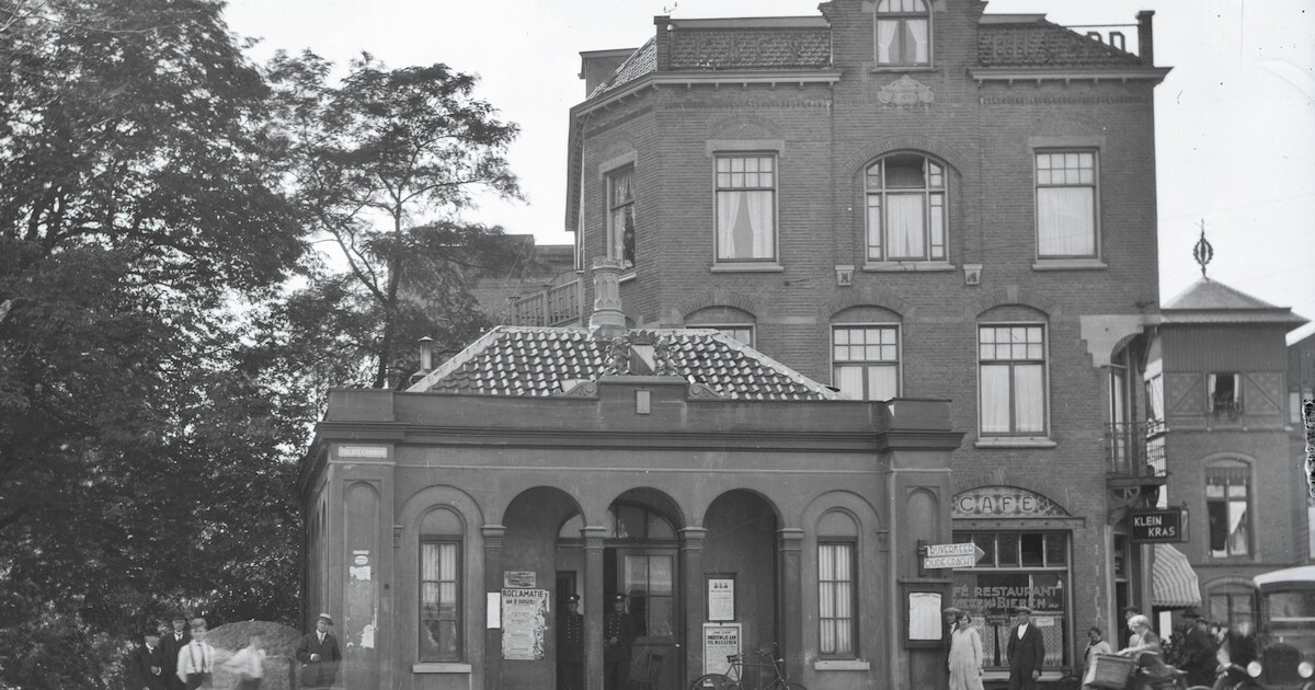 Op het terras van café Ledig Erf stond in 1928 nog een politiepost ...
