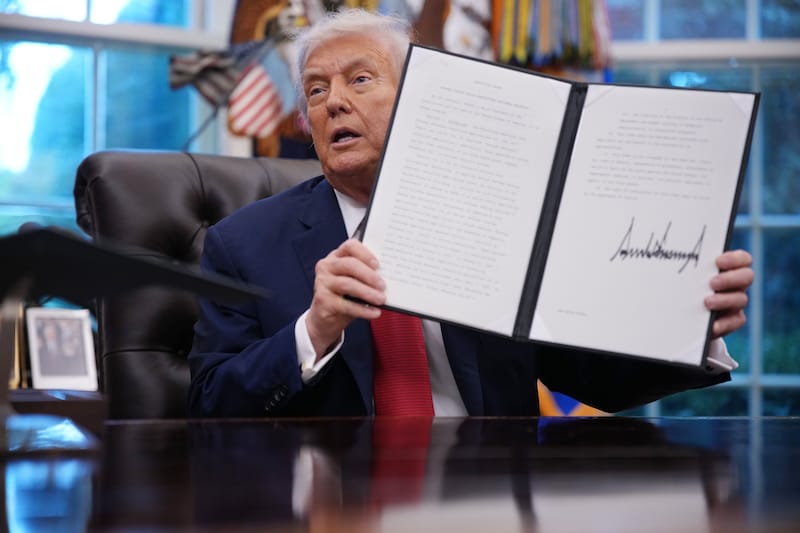 Een jaar Trump: zijn populariteit zakt terwijl kritiek op beleid groeit ...