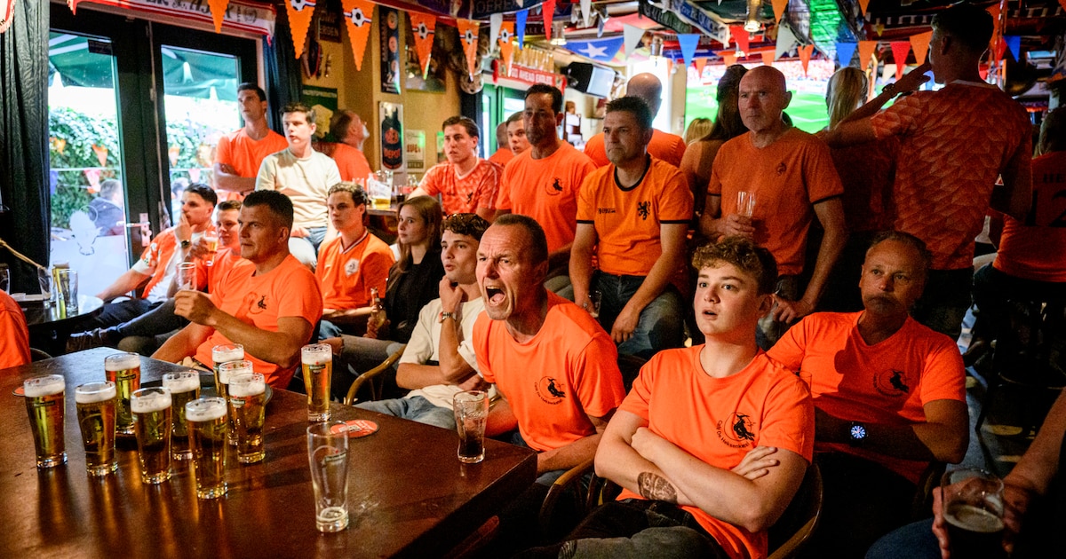 Hup Holland! Hier in Apeldoorn kijk je het WK voetbal op groot scherm ...