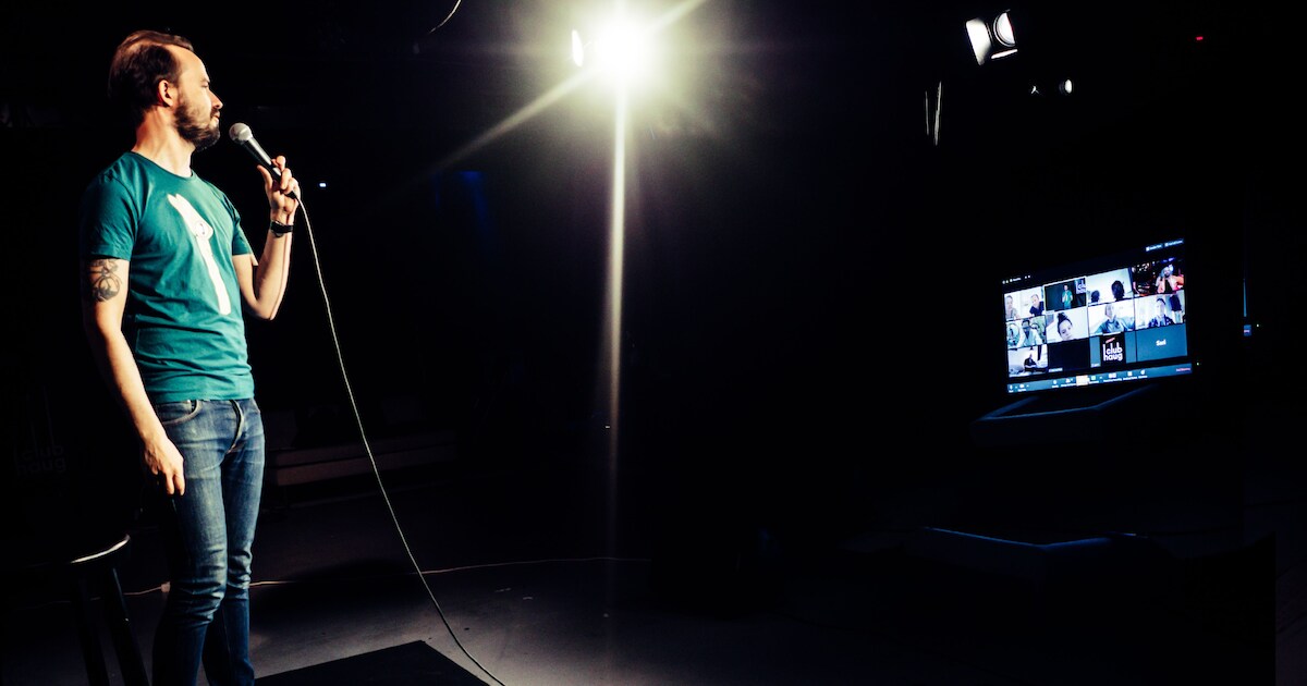 Zo maakt cabaretier Tim Hartog (33) mensen thuis aan het lachen ...