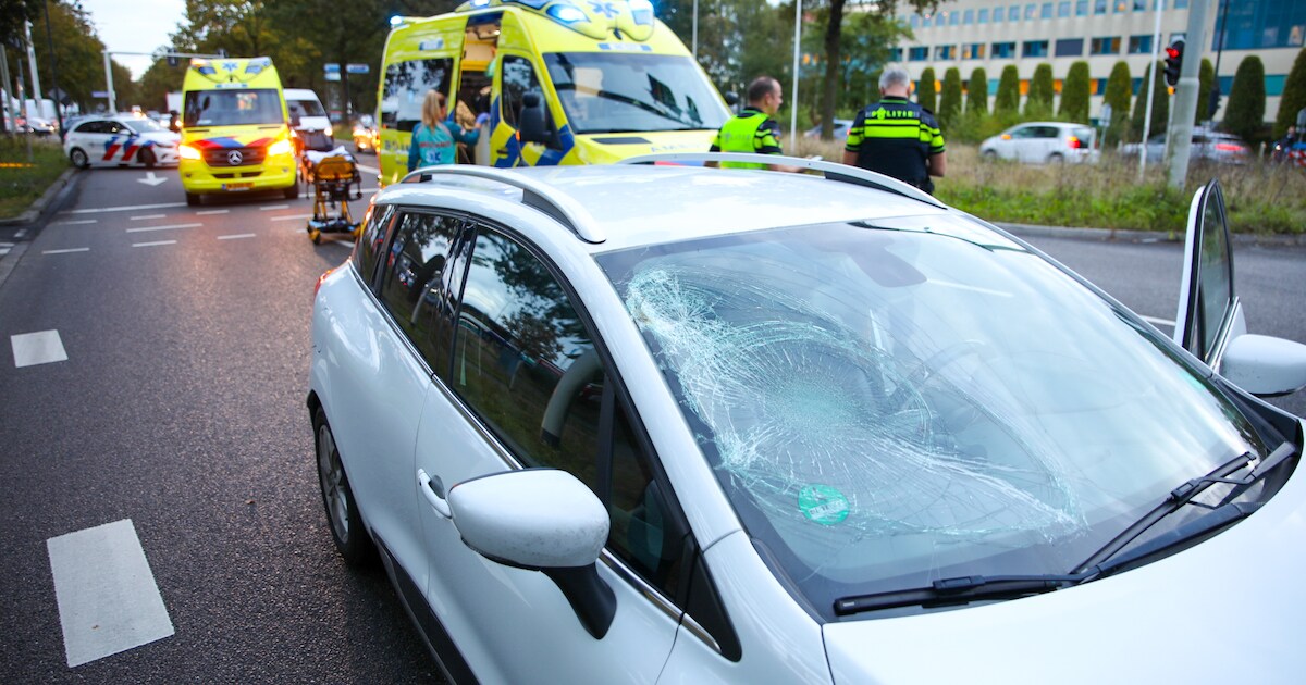 Fietser gewond bij botsing met auto in Apeldoorn | Regio | AD.nl