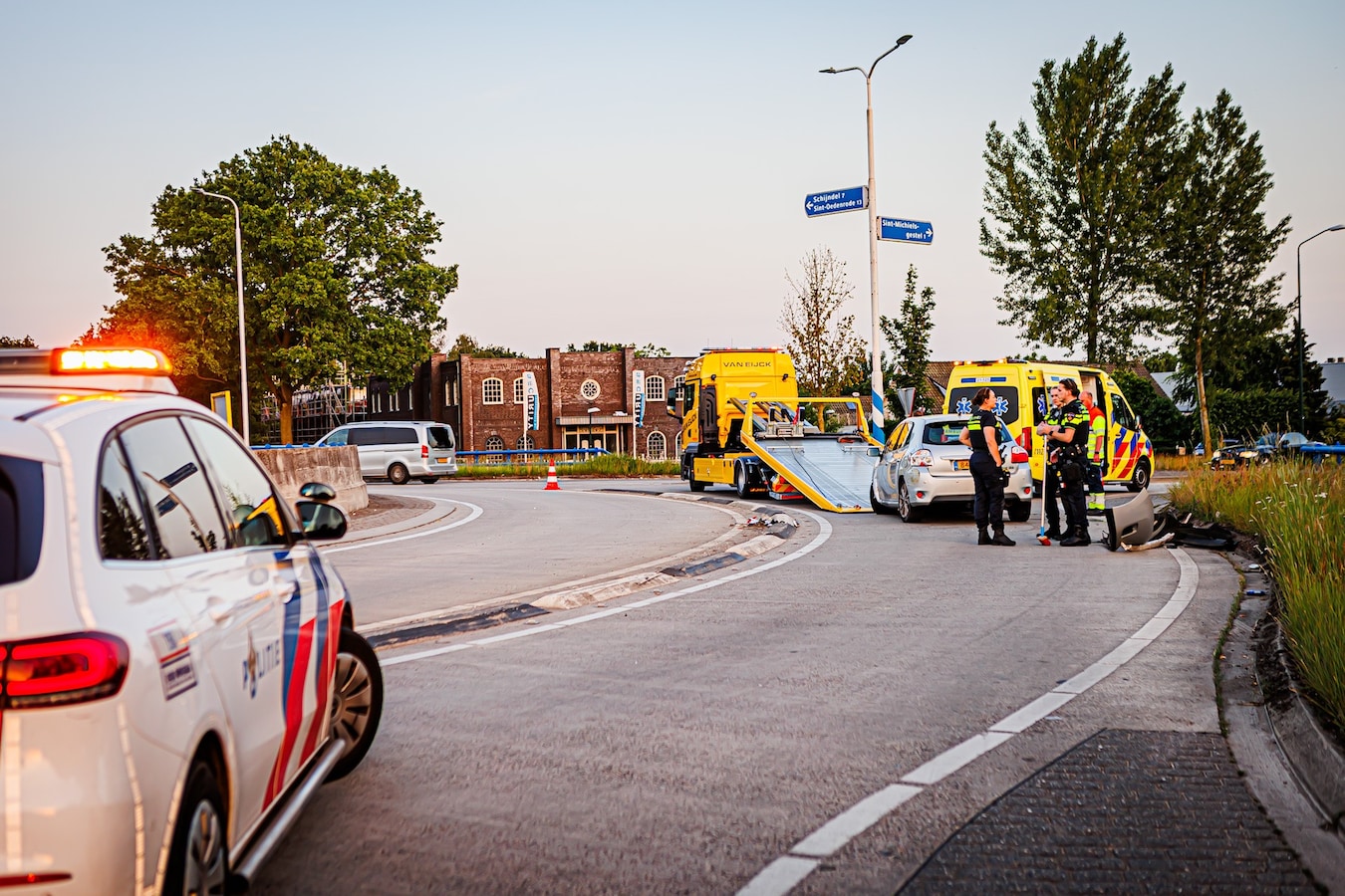Automobilist gewond door harde klap tegen betonblok op rotonde in Sint ...