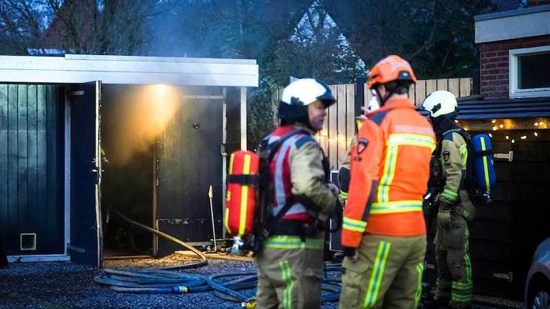 Donkere rook bij brand in schuurtje aan de Zwanenstraat in Assen ...